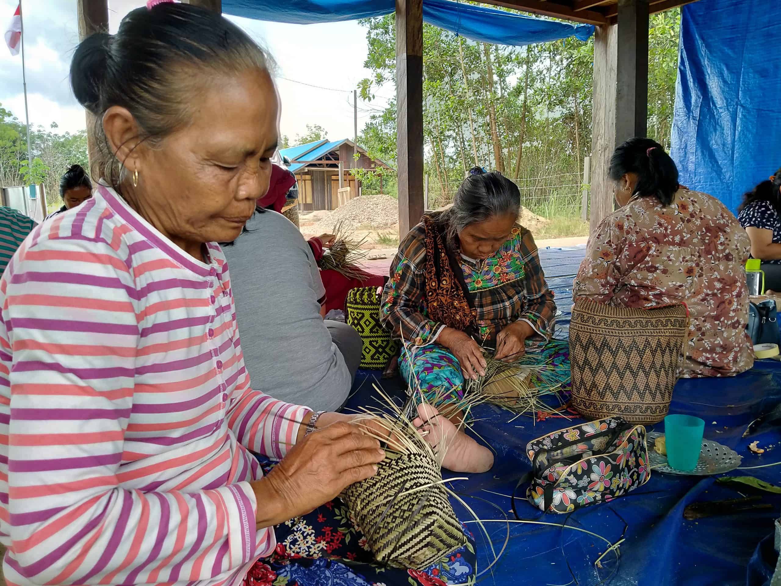 Bamboo gives indigenous handicrafts new life - Save the Orangutan